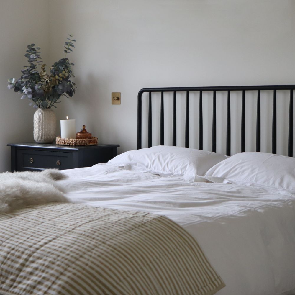 Buy Wycombe Spindle 4ft6" Double Bed in Black Online – Pod Furniture ...